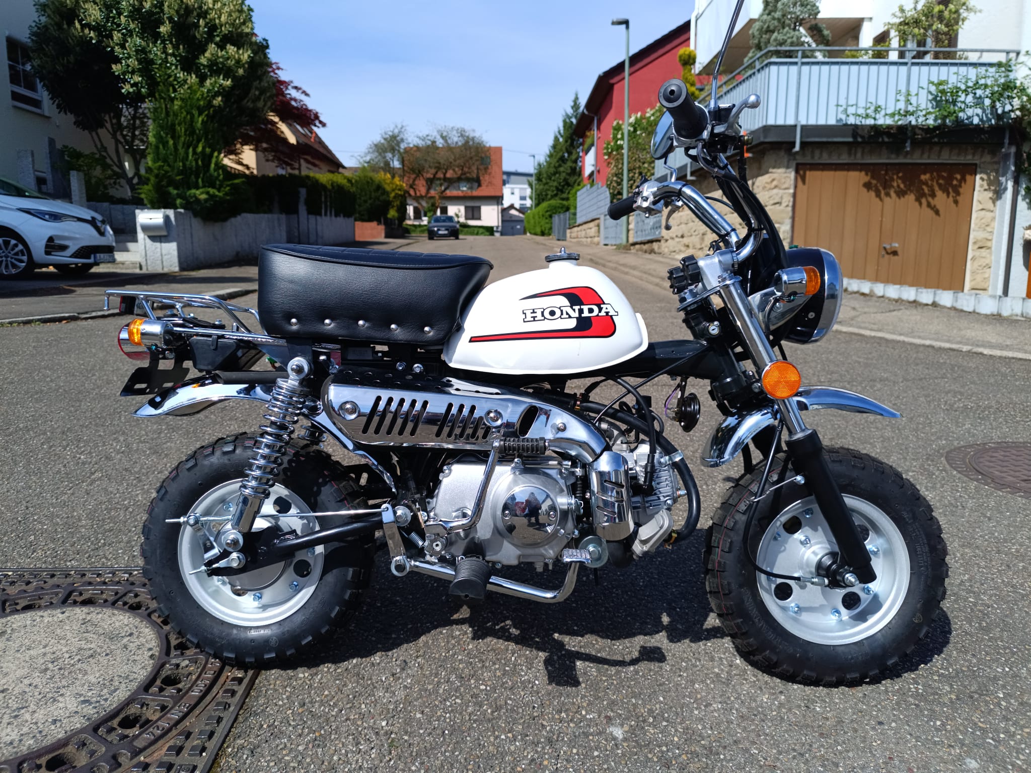Monkey 50cc Nachbau in J1 Look, Vergaser, Mofa oder Moped - Skyteambike